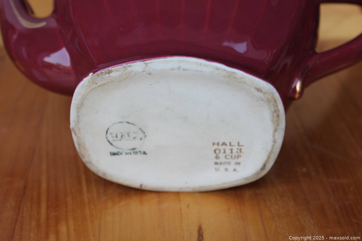 Two Hull ceramic teapots with lids | Maxsold