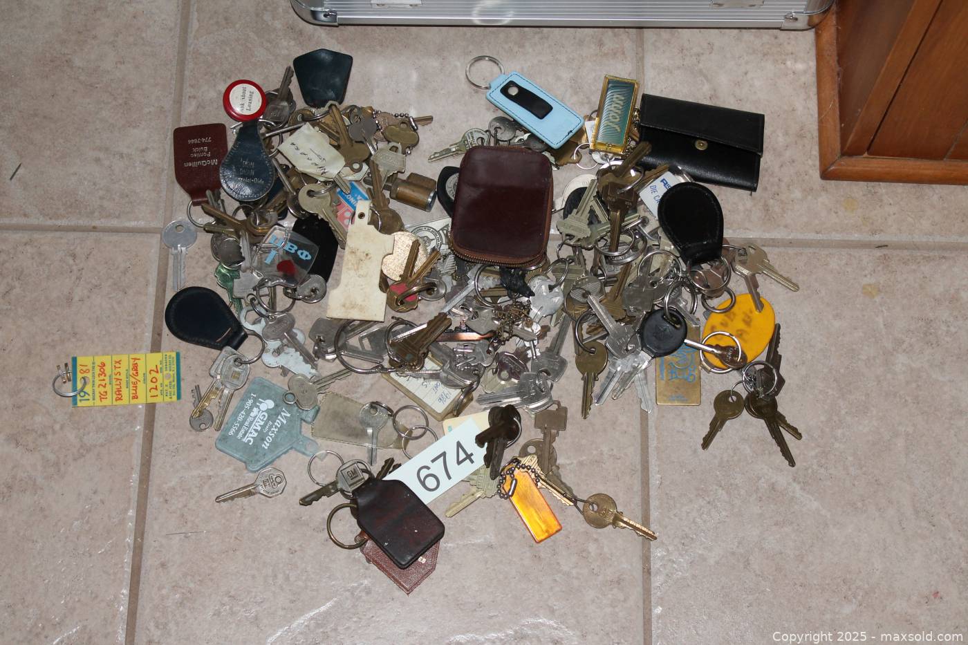Assorted keys and keychains | Maxsold