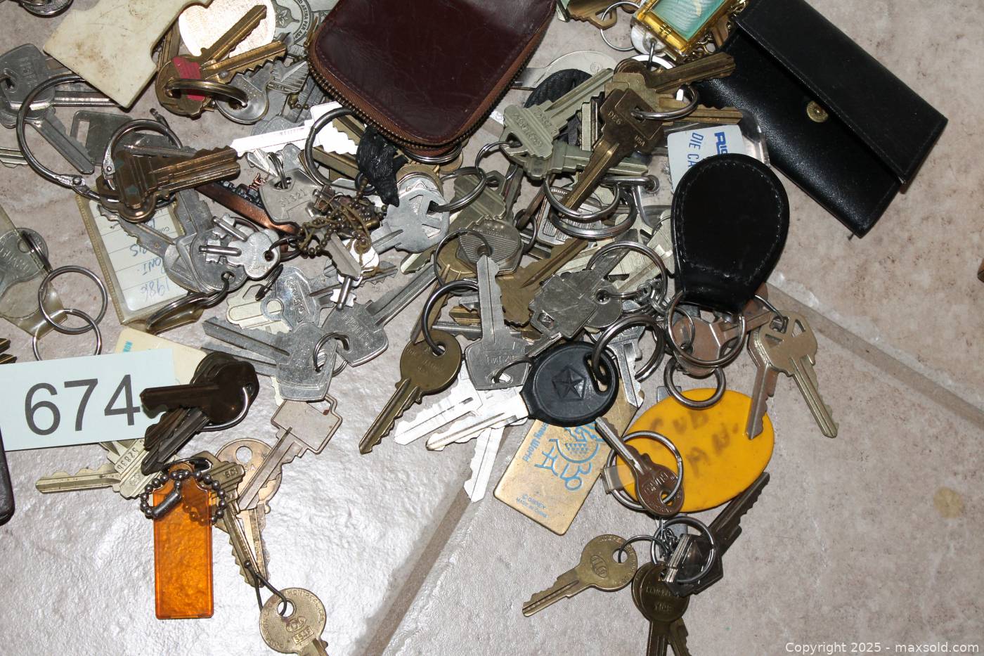 Assorted keys and keychains | Maxsold