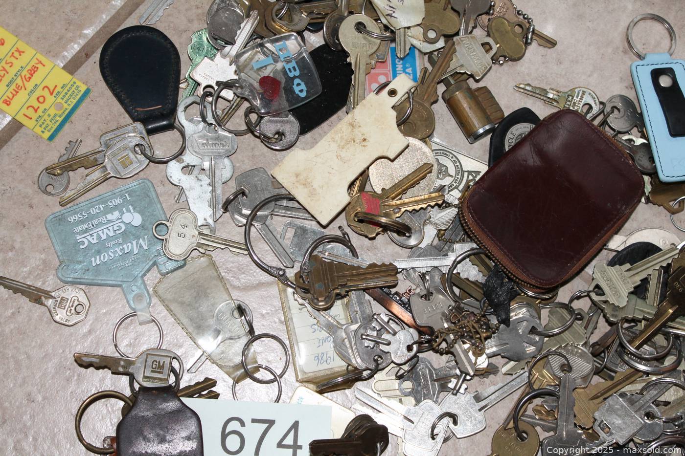 Assorted keys and keychains | Maxsold