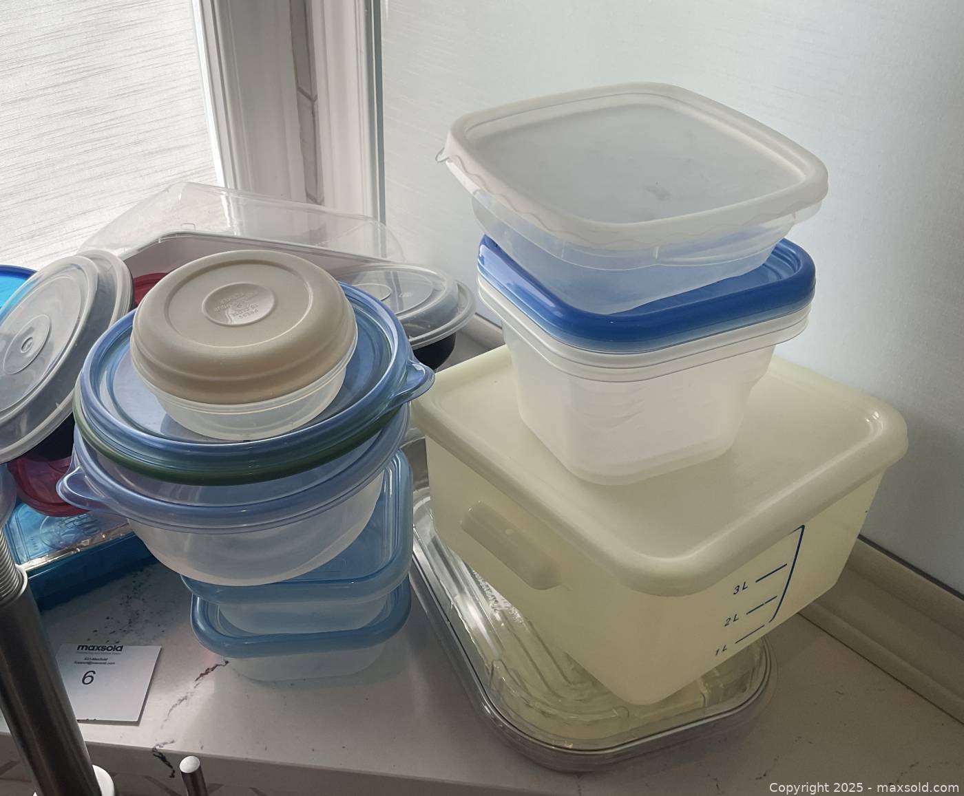 Assorted plastic food storage containers with lids | Maxsold