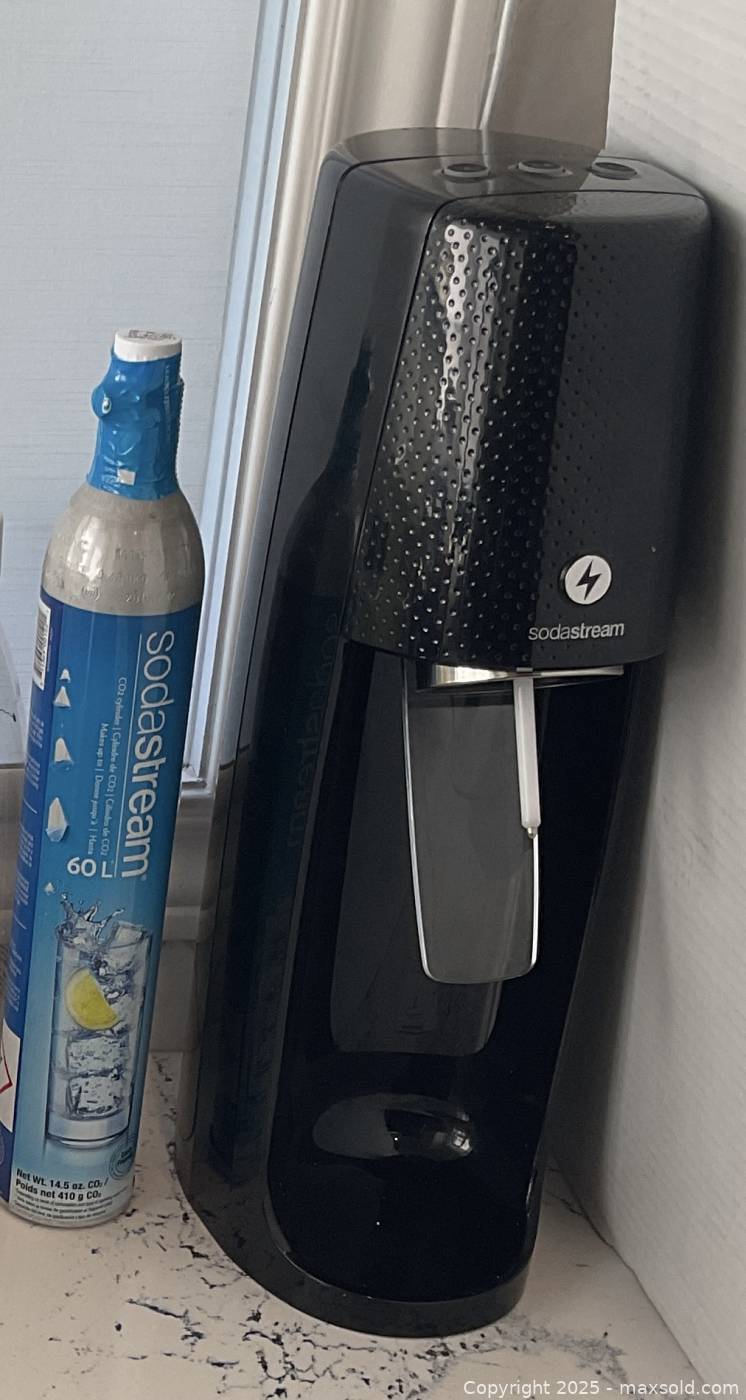 SodaStream Fizzi sparkling water maker with CO2 and bottles | Maxsold