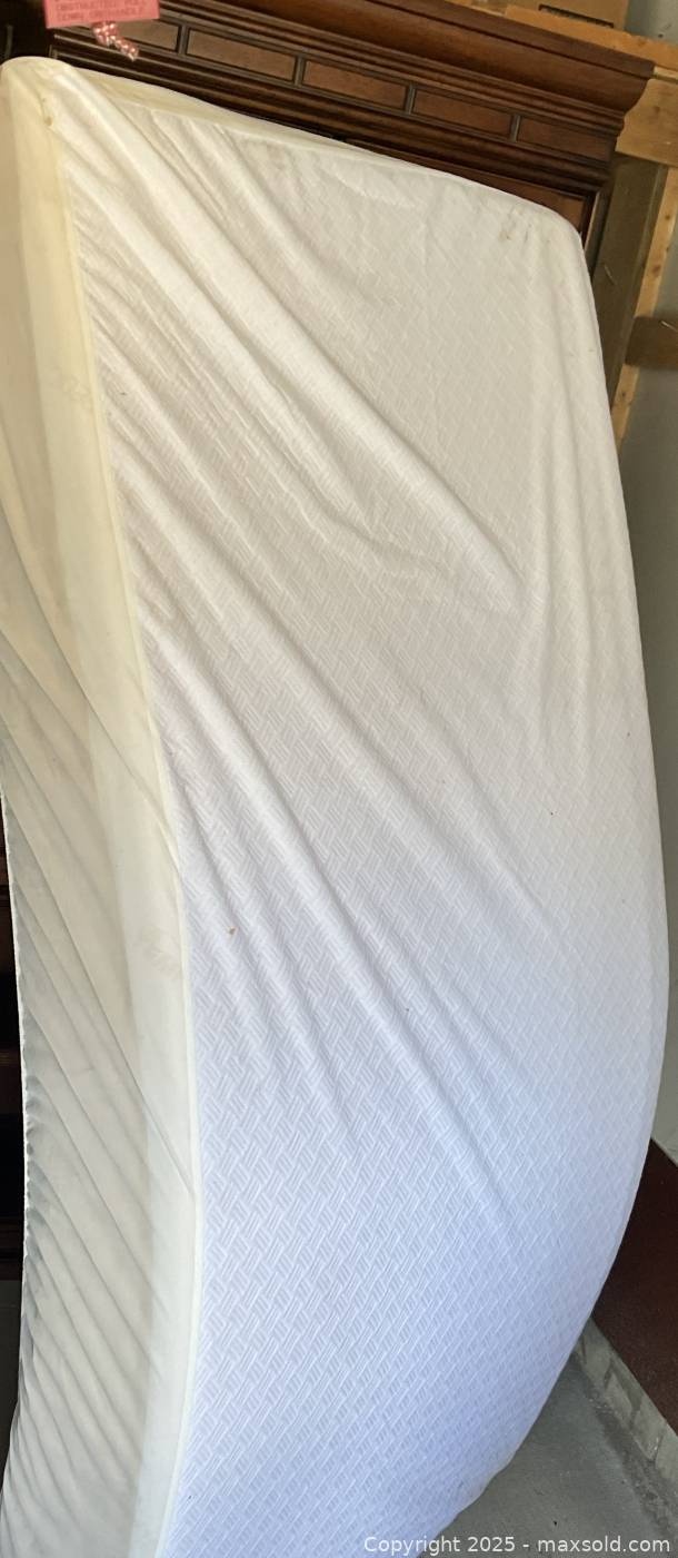 Tempur-Pedic twin mattress & metal platform frame | Maxsold