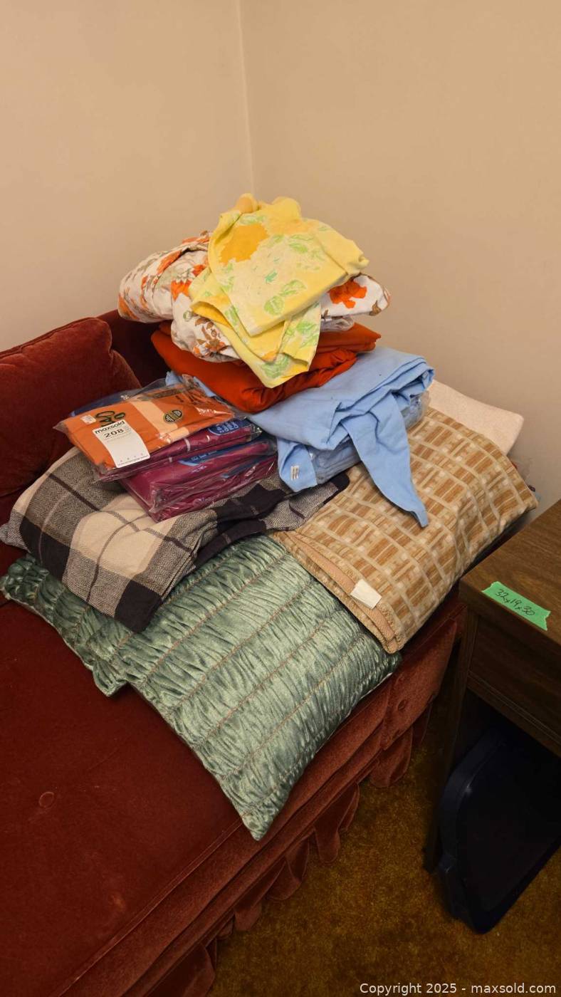 Assorted linens and pillows | Maxsold