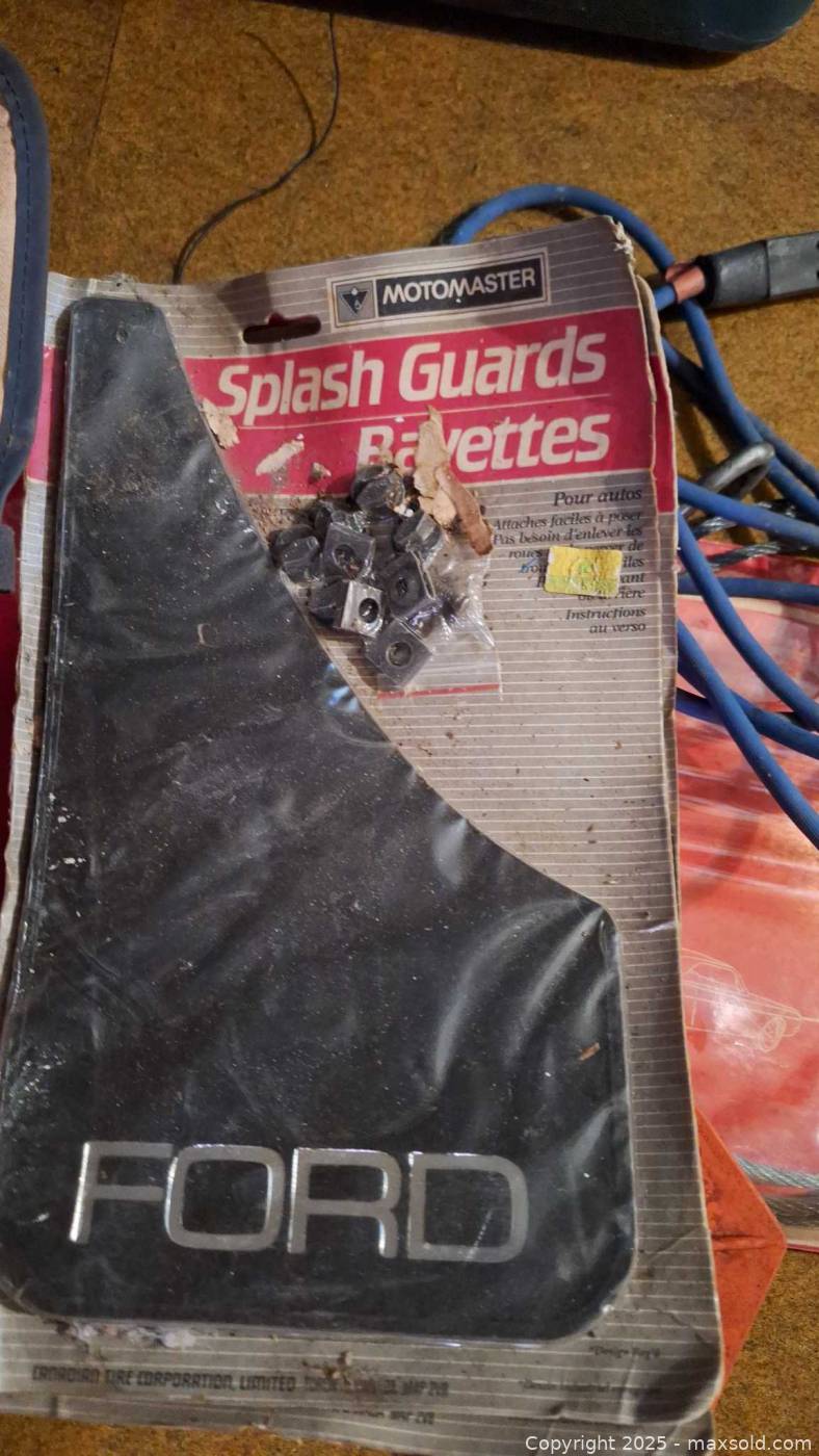 Splash guards, scissor jack, tow cable and accessories | Maxsold