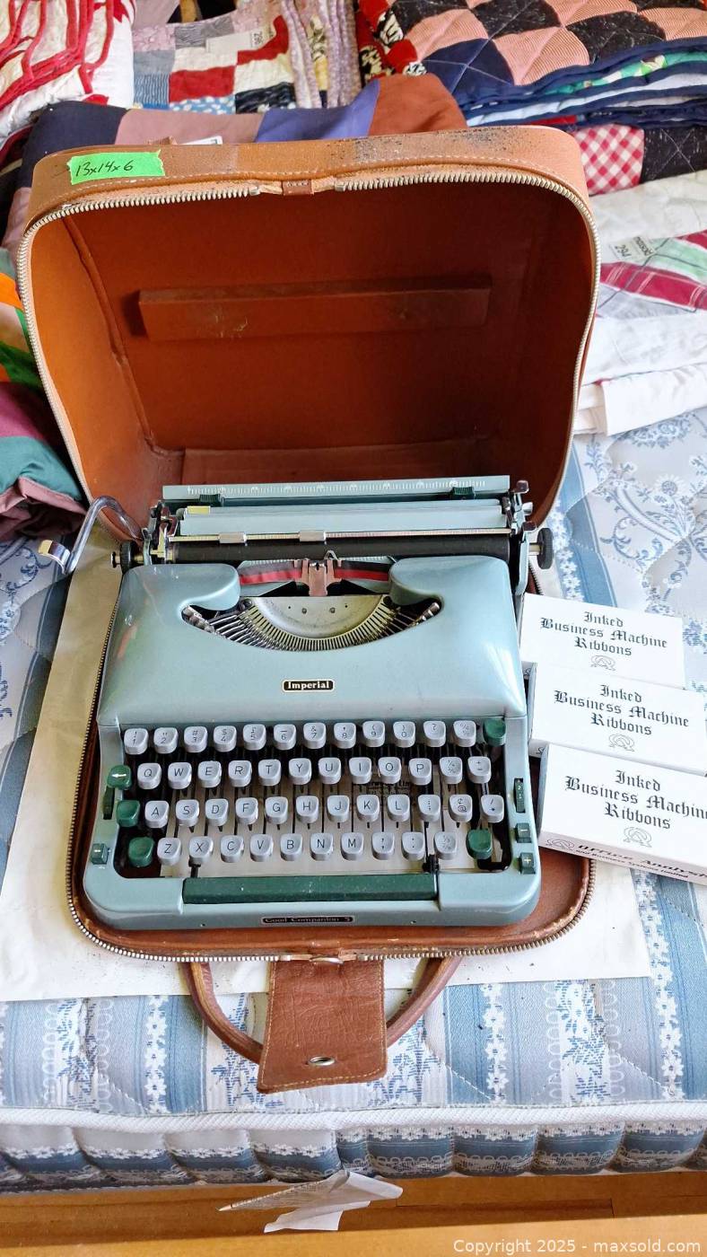 Imperial manual portable typewriter w/ case | Maxsold