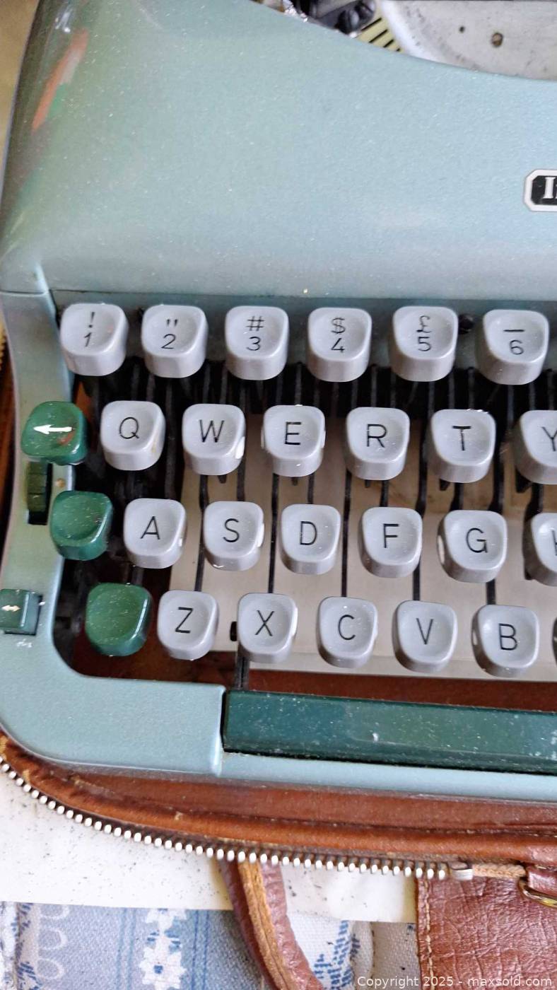 Imperial manual portable typewriter w/ case | Maxsold