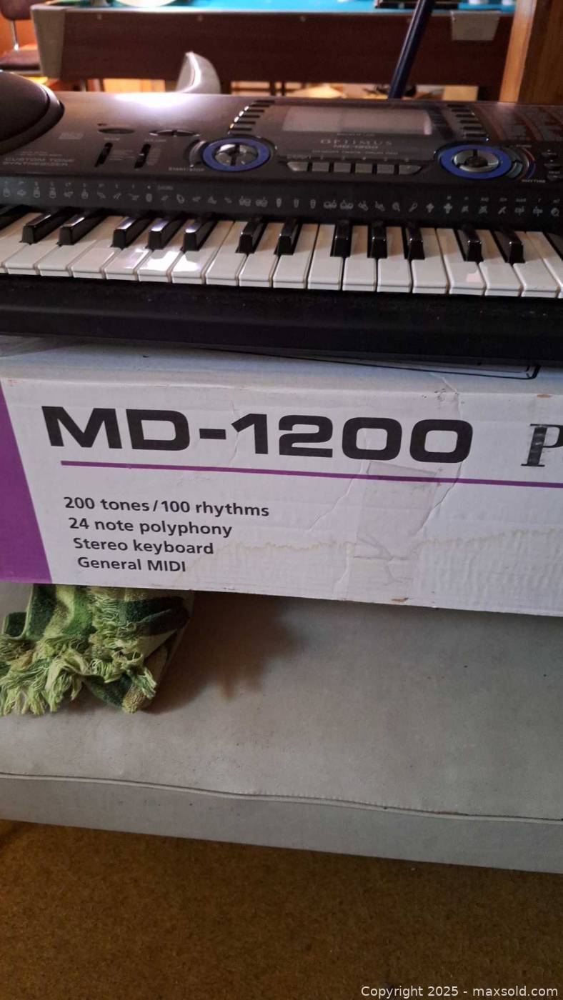 Medeli MD-1200 61-Key Electronic Keyboard | Maxsold