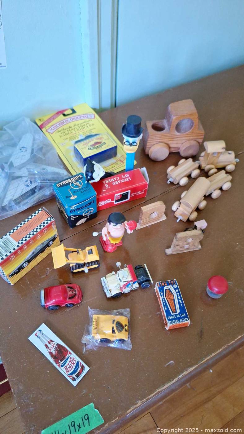 Mixed vintage small toys and novelties | Maxsold
