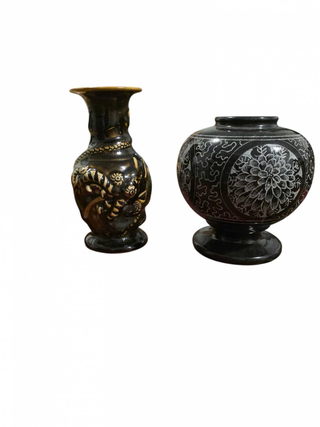 Pair of vintage Asian decorative vases | Maxsold
