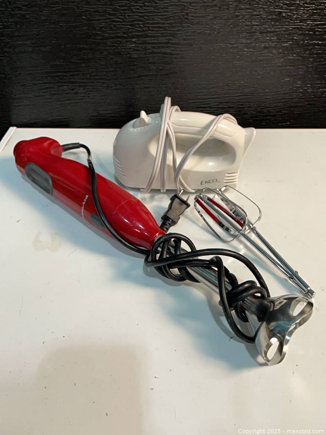 Electric hand mixer and KitchenAid immersion blender | Maxsold