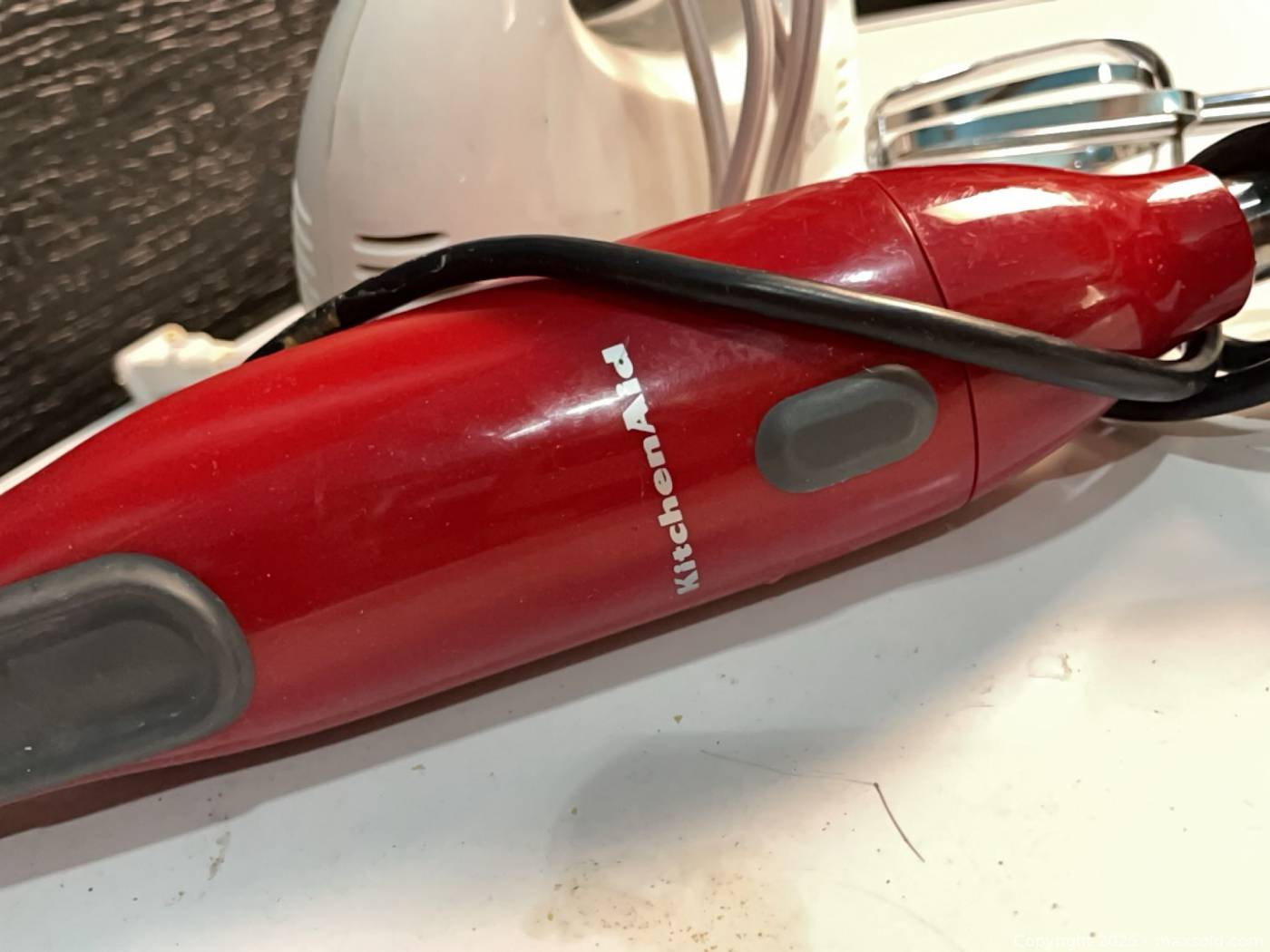Electric hand mixer and KitchenAid immersion blender | Maxsold