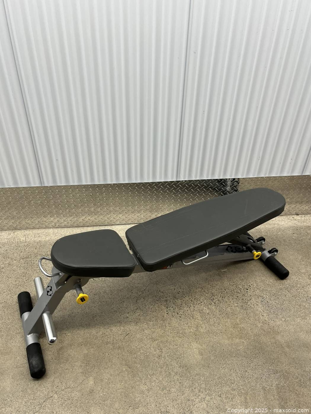 Hoist adjustable workout bench | Maxsold