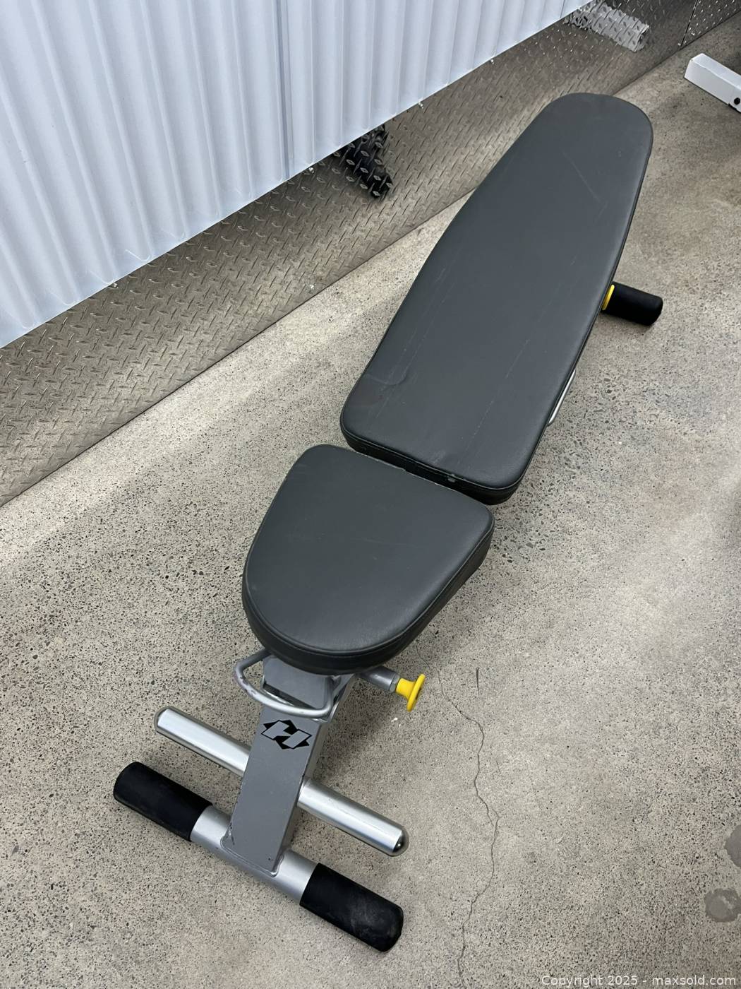 Hoist adjustable workout bench | Maxsold