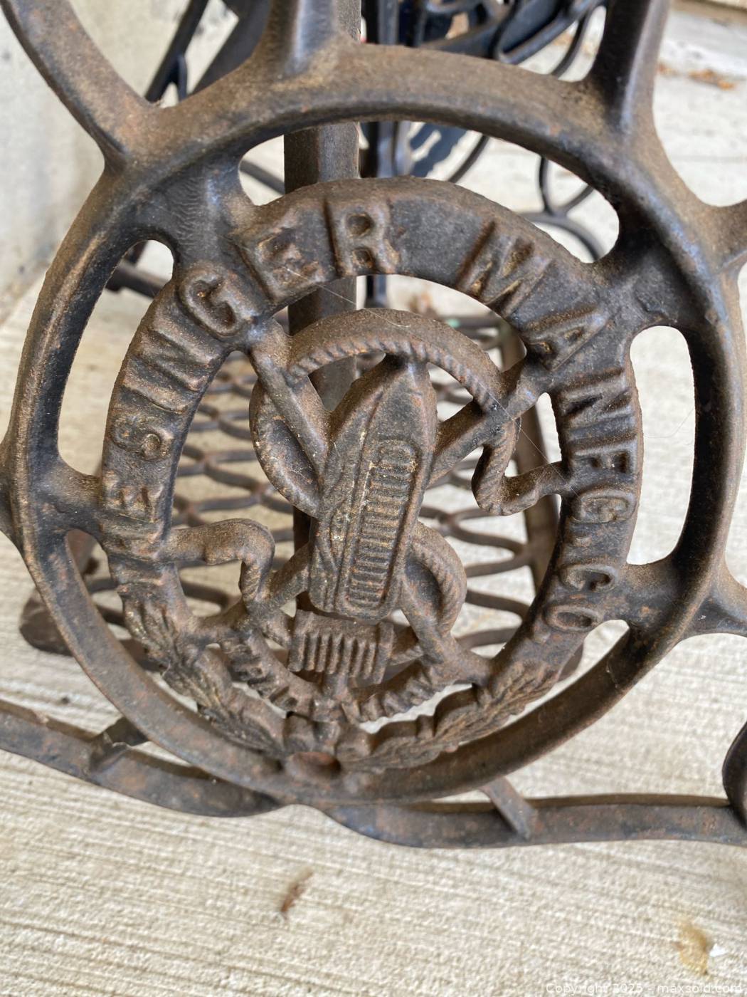 Singer cast iron treadle sewing machine base | Maxsold