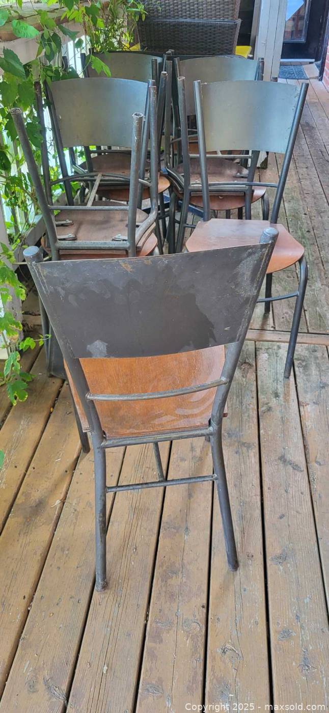 10 metal Tim Hortons café chairs | Maxsold