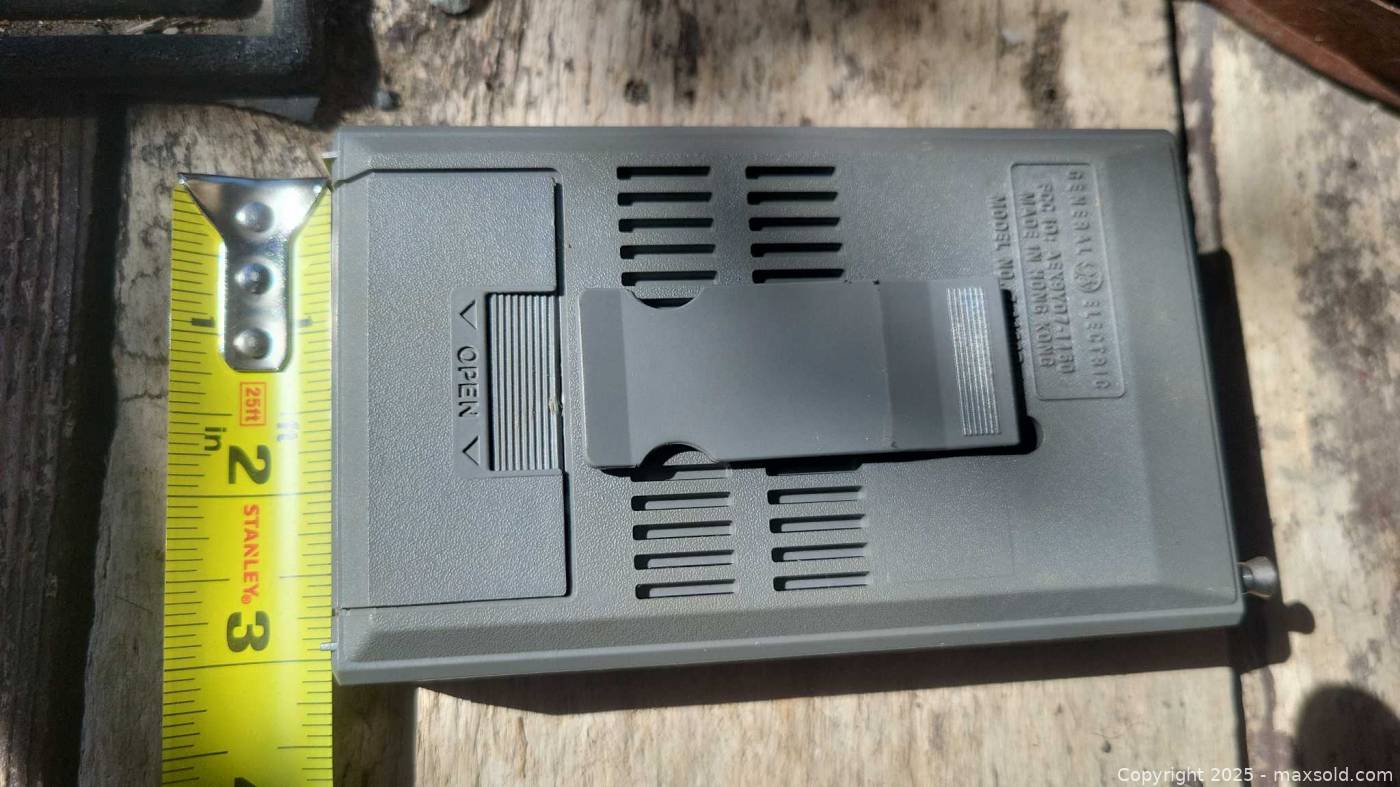 General Electric AM/FM pocket radio for parts | Maxsold