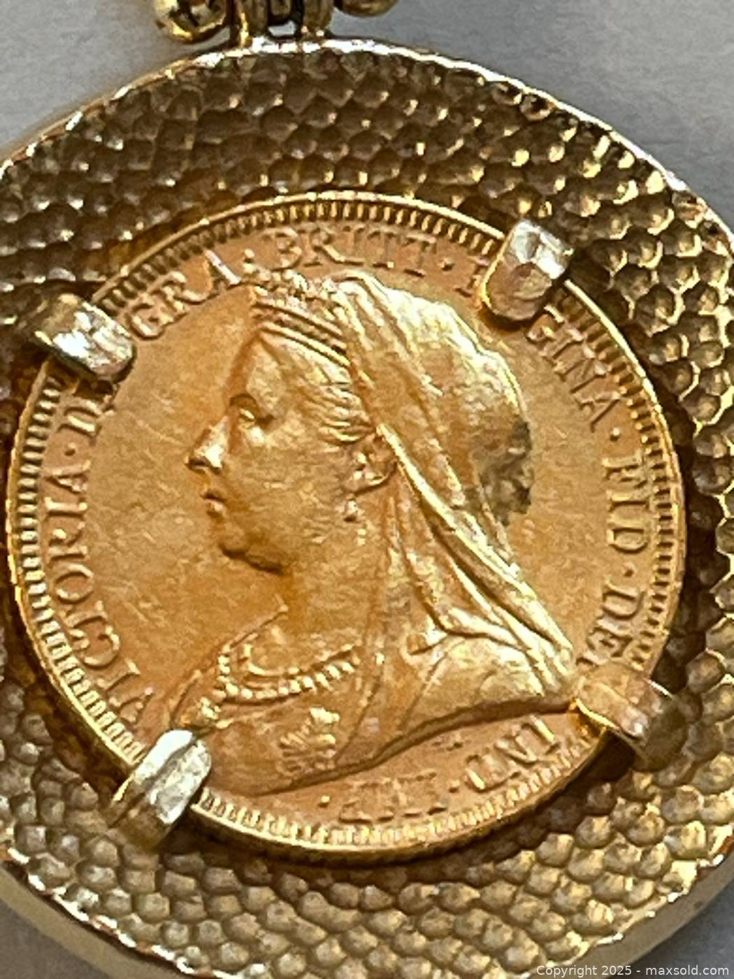 1893 British gold sovereign coin pendant | Maxsold