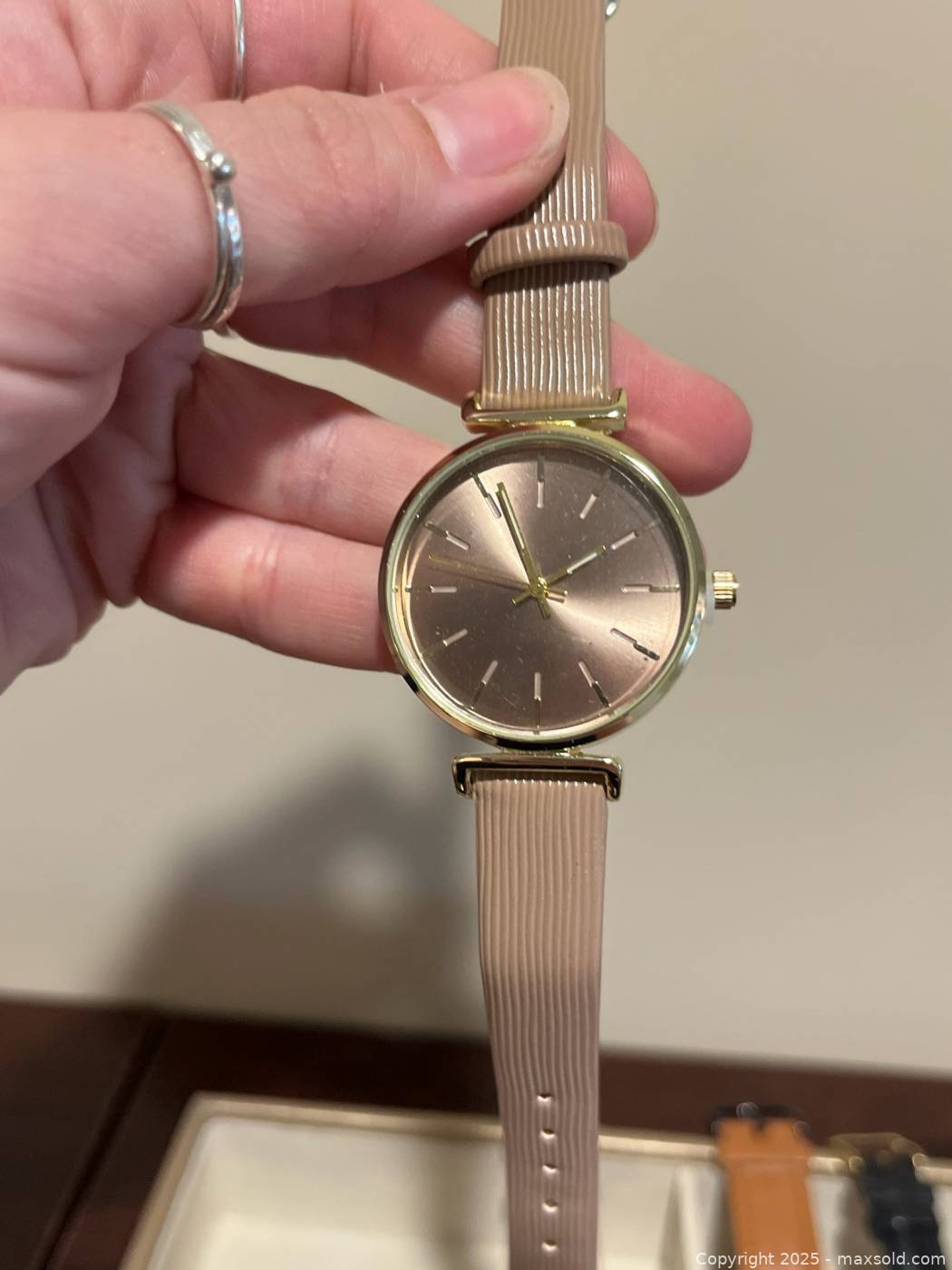 6 analog watches, assorted straps and cases | Maxsold