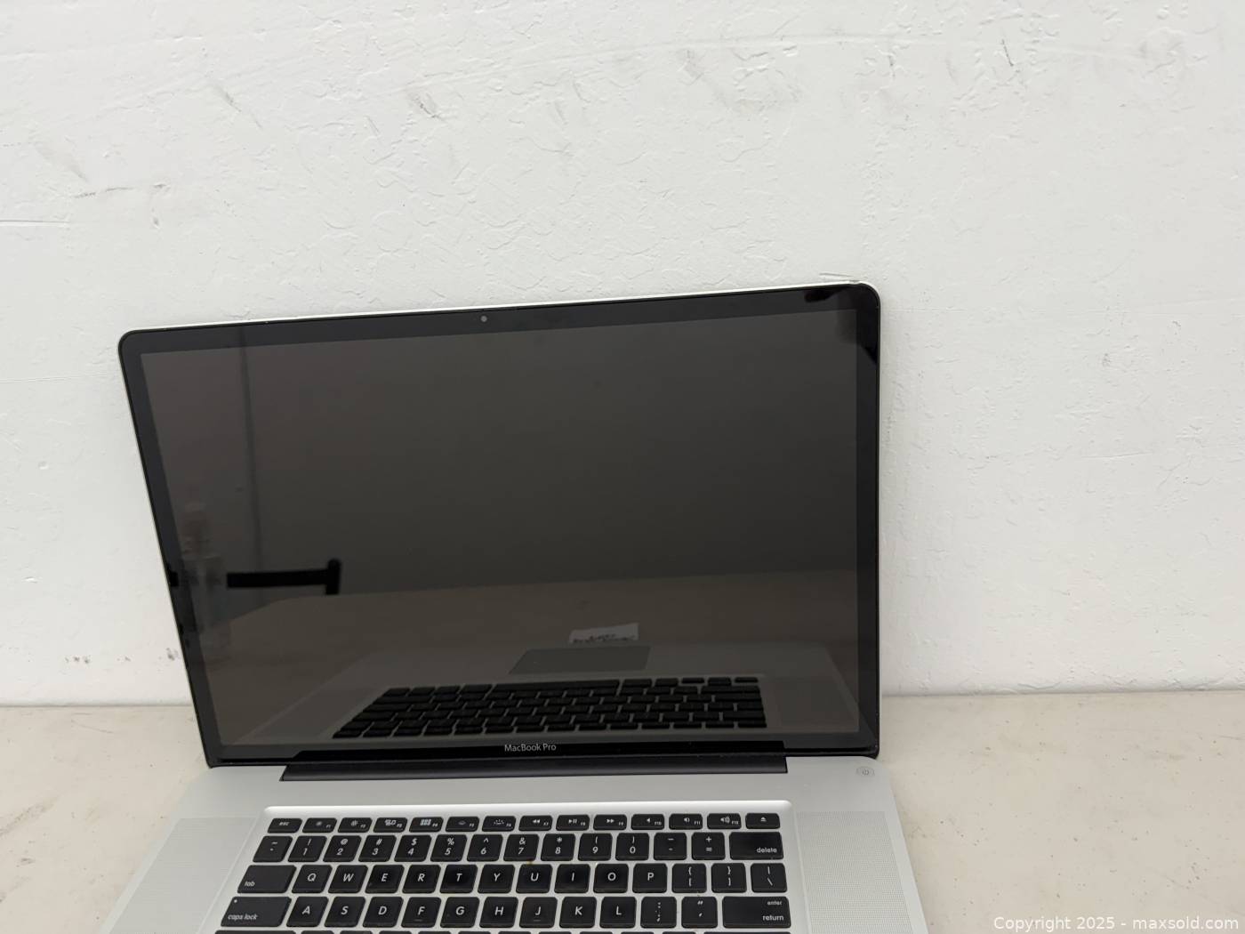 Apple MacBook Pro laptop computer | Maxsold
