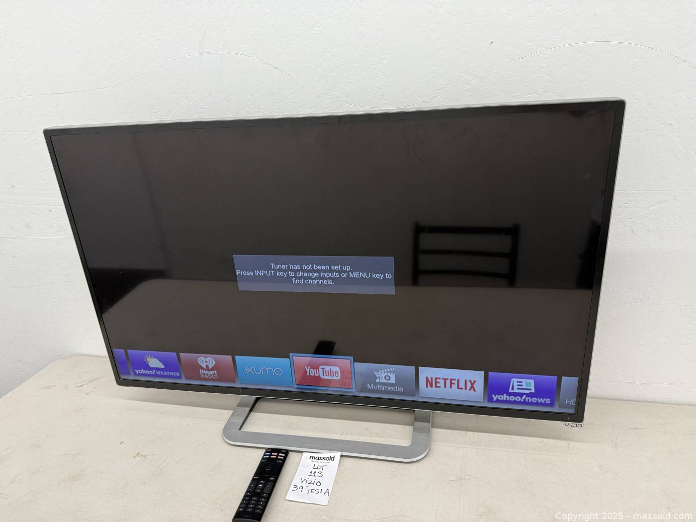 Vizio 39" LED TV with remote | Maxsold