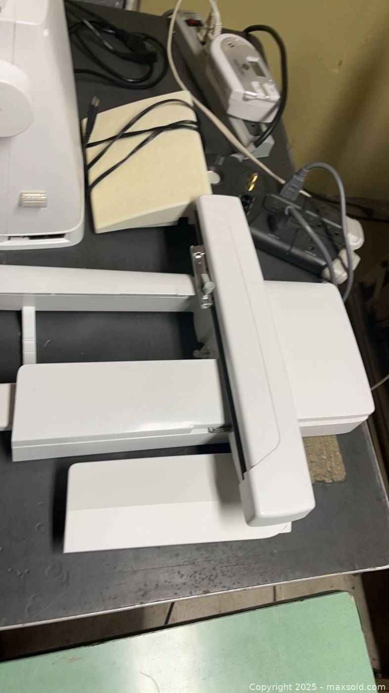 Husqvarna Viking Designer SE sewing and embroidery machine with ...