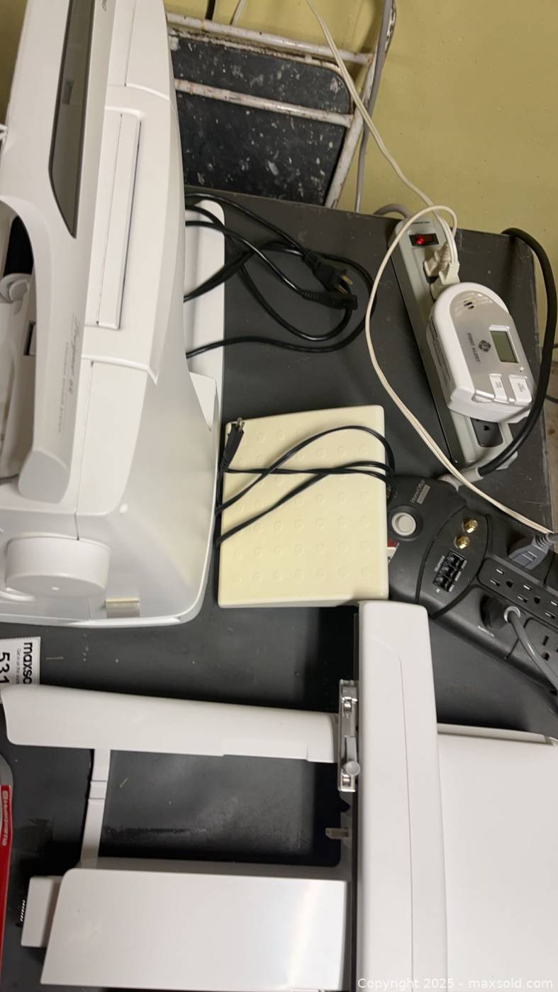 Husqvarna Viking Designer SE sewing and embroidery machine with ...