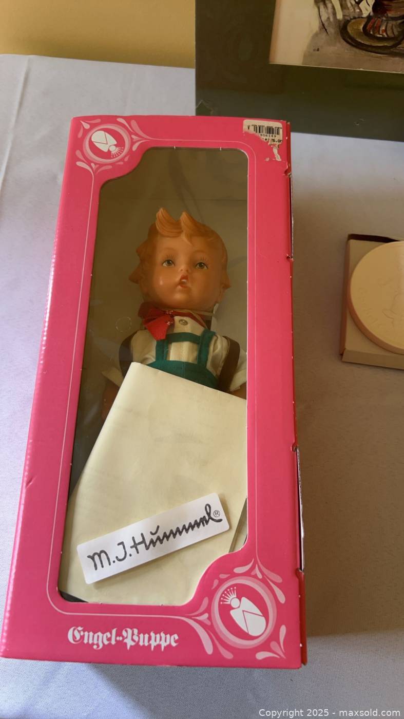M.J. Hummel Goebel prints dolls book plaque | Maxsold