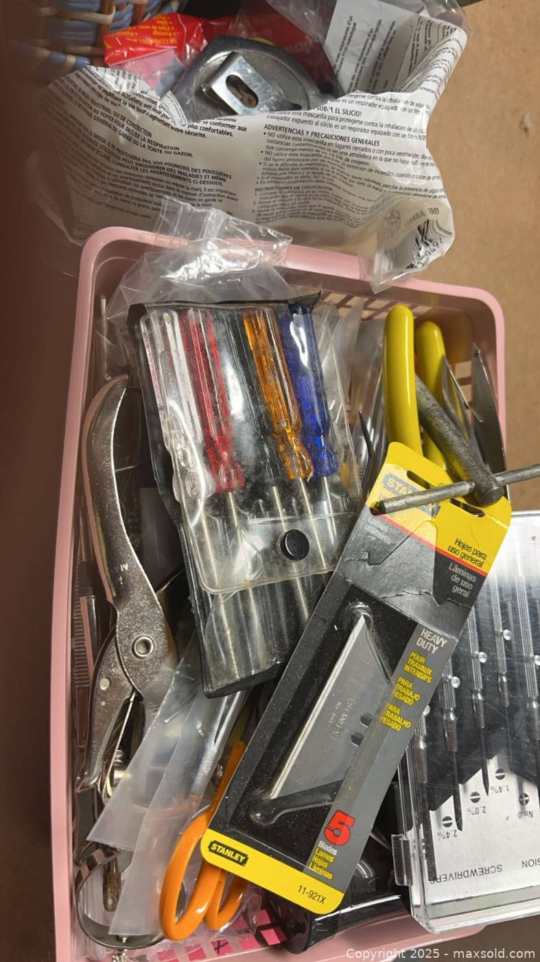 Staple gun, staples, sewing basket, notions | Maxsold
