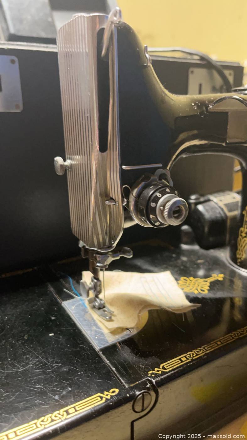 Singer portable electric straight-stitch sewing machine with foot pedal ...