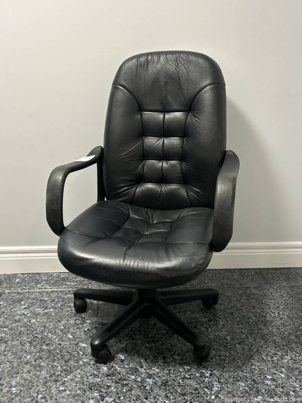 Black leather-like rolling office chair | Maxsold
