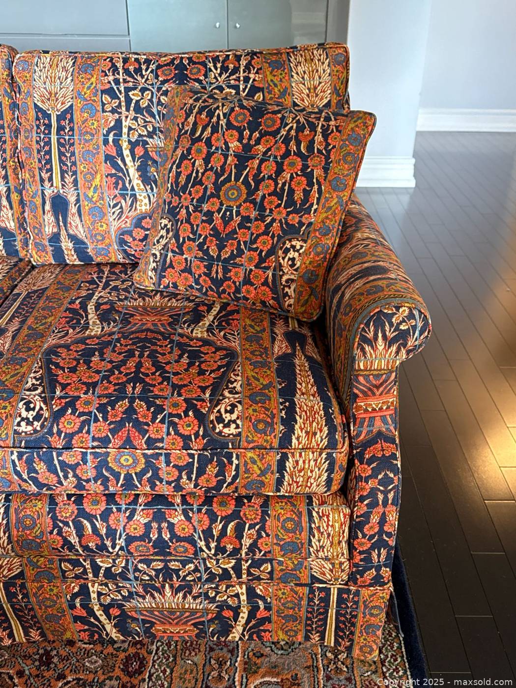 William Morris 3-seat sofa with pillows | Maxsold