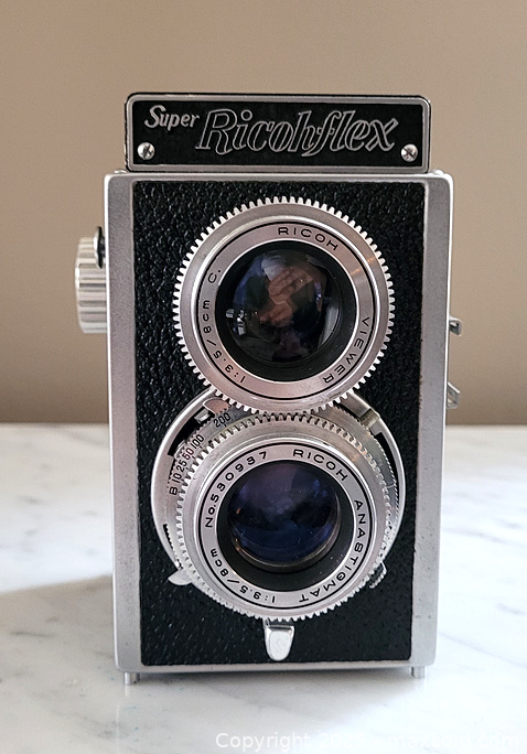 Super Ricohflex twin-lens reflex camera | Maxsold
