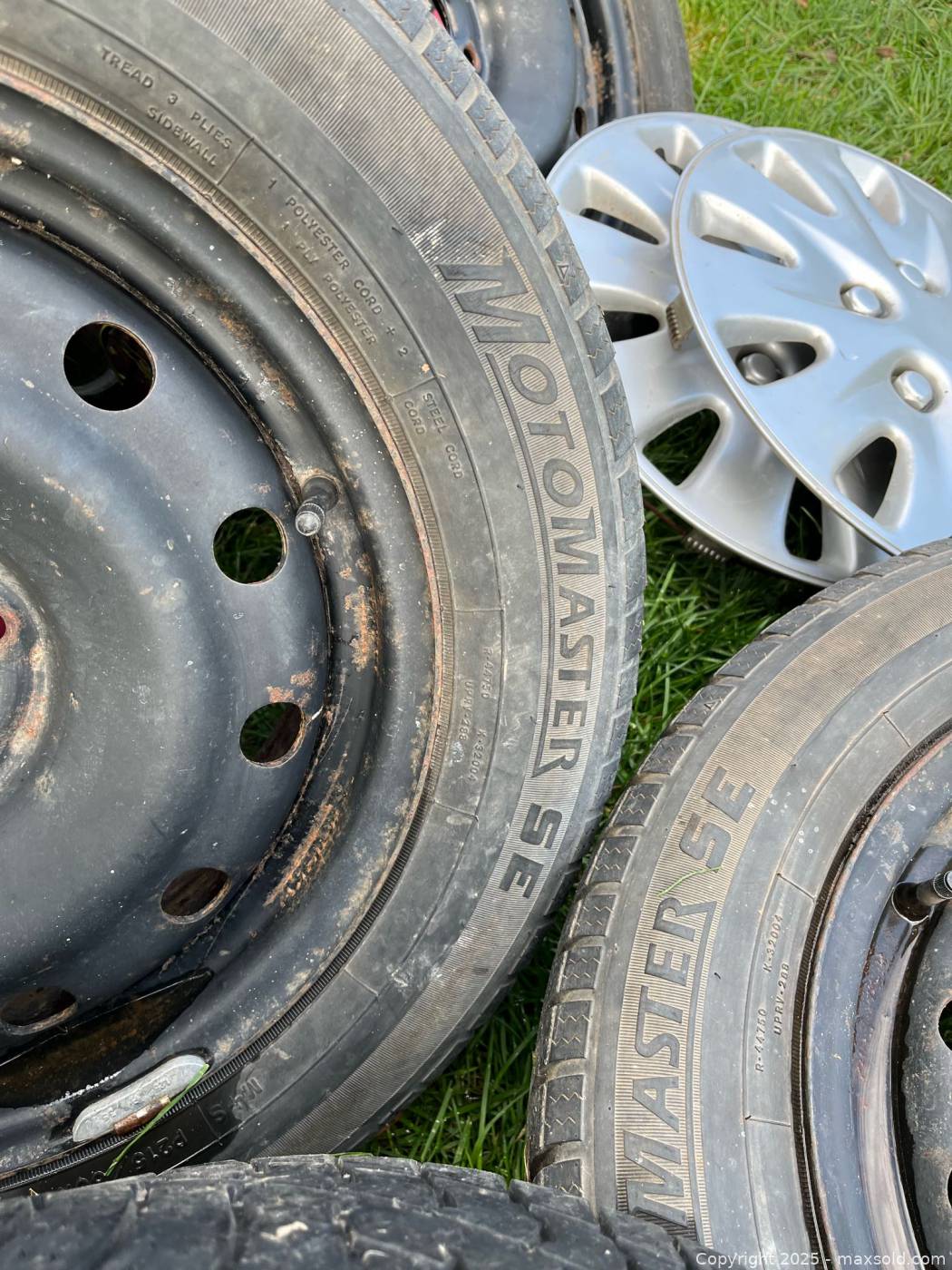 4 MotoMaster P215/60R16 wheels & hubcaps | Maxsold