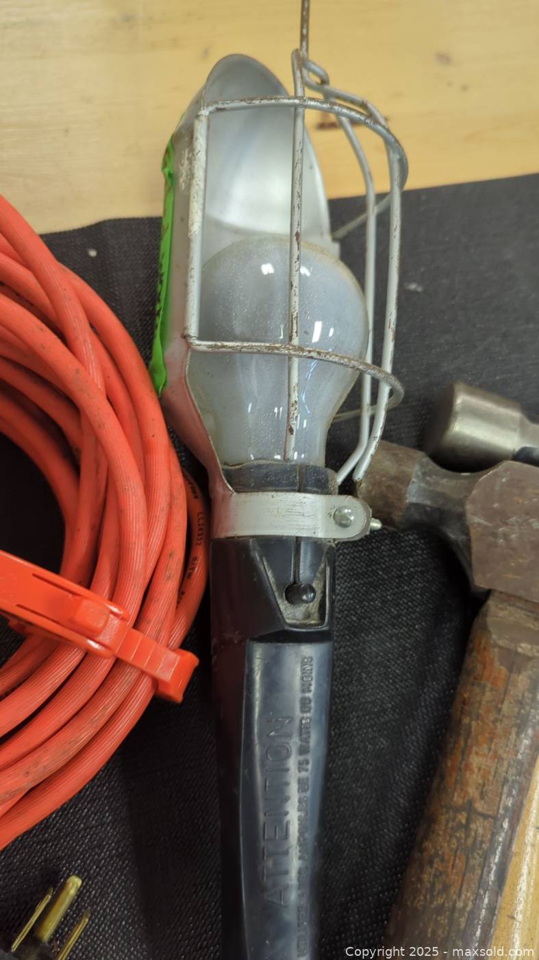 Work lights, extension cord, glue gun, hammer | Maxsold