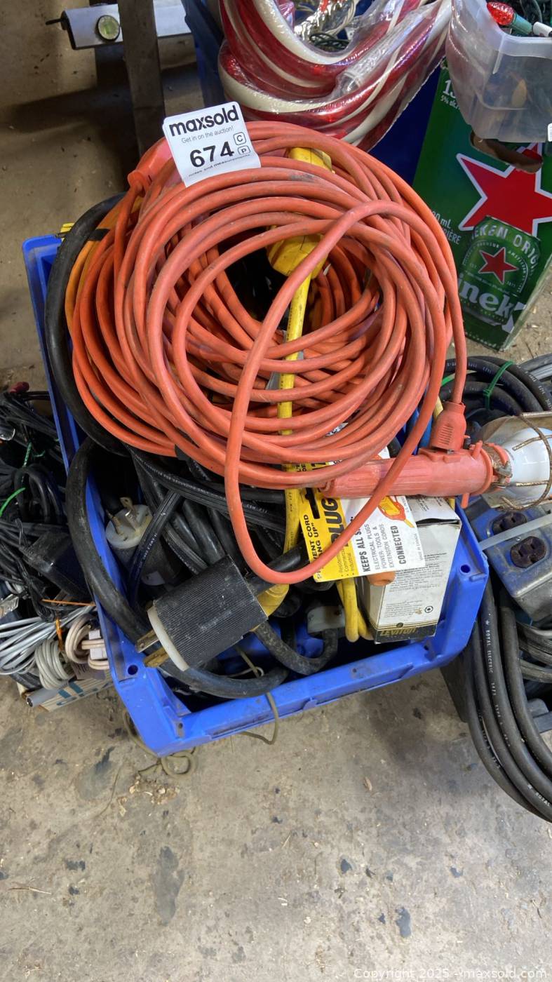 Extension cords, work light, power bars | Maxsold
