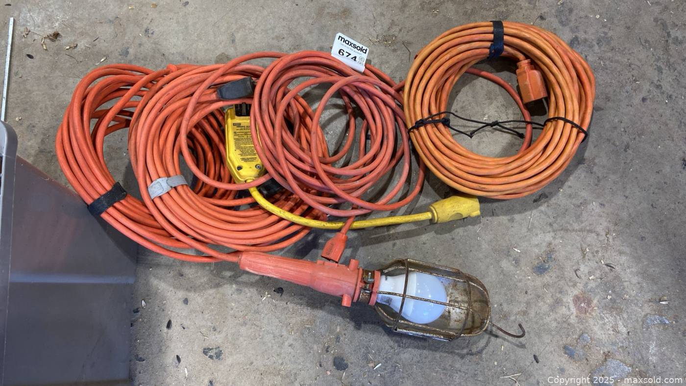 Extension cords, work light, power bars | Maxsold