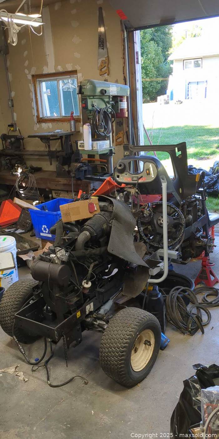 Kubota GR2000/2100 lawn tractor, disassembled | Maxsold