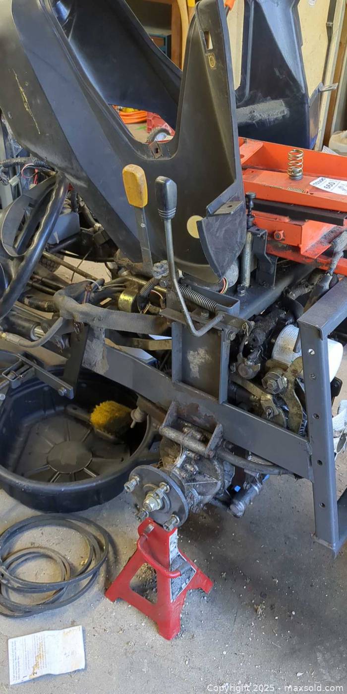 Kubota GR2000/2100 lawn tractor, disassembled | Maxsold
