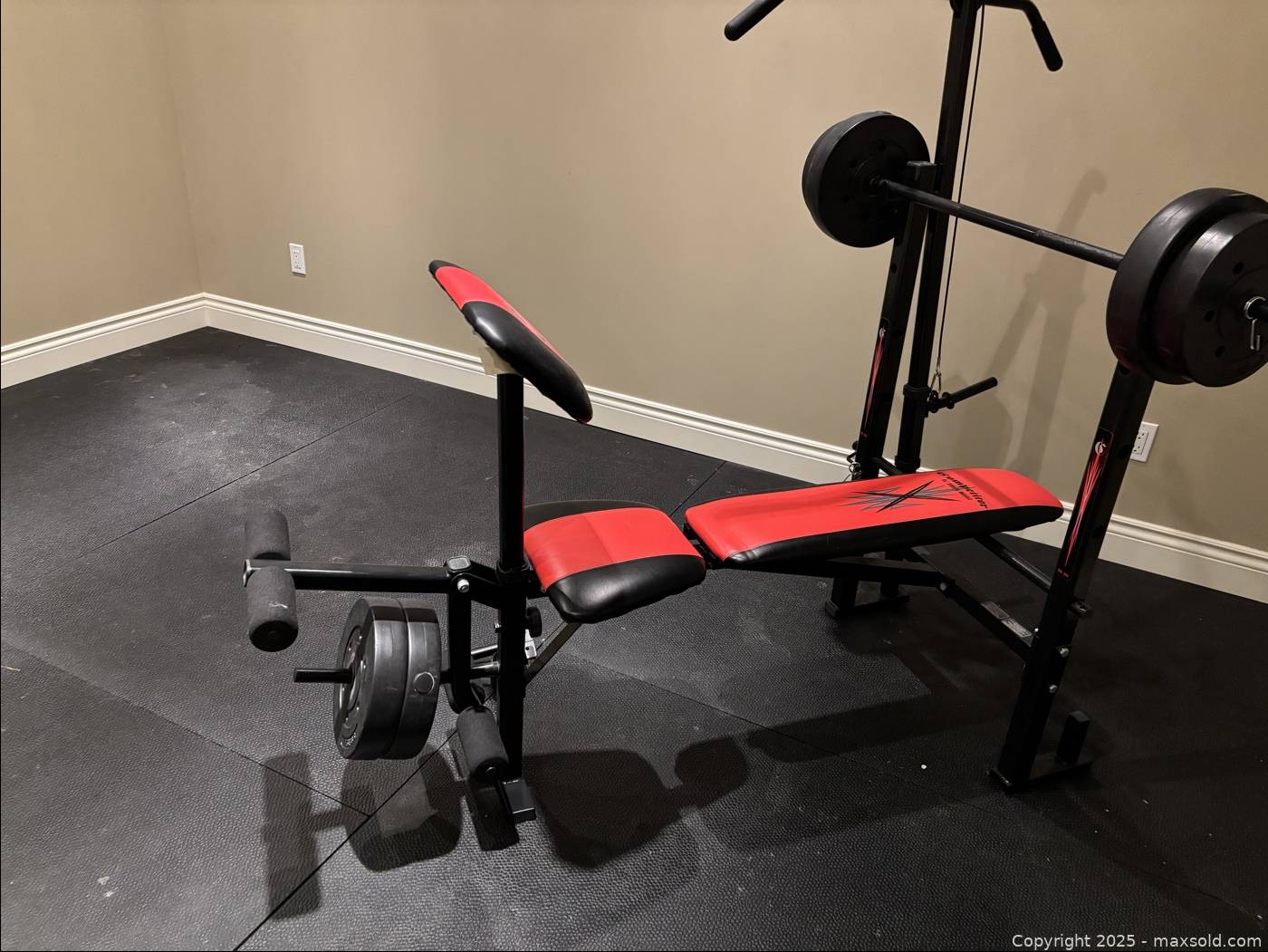 Competitor weight bench with barbell & plates | Maxsold