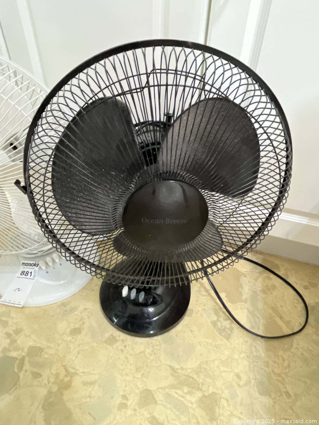 Airworks and Ocean Breeze tabletop fans | Maxsold