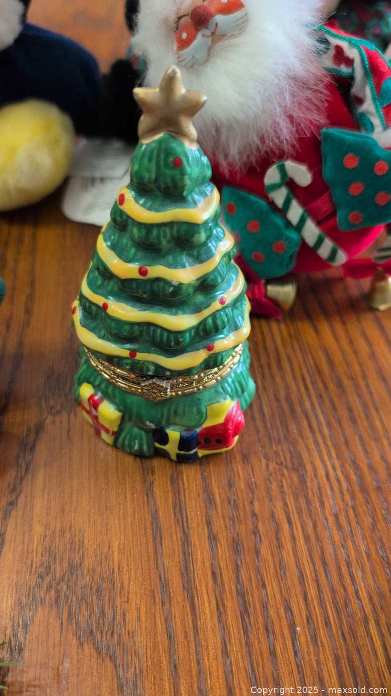 Assorted Christmas decor ornaments | Maxsold
