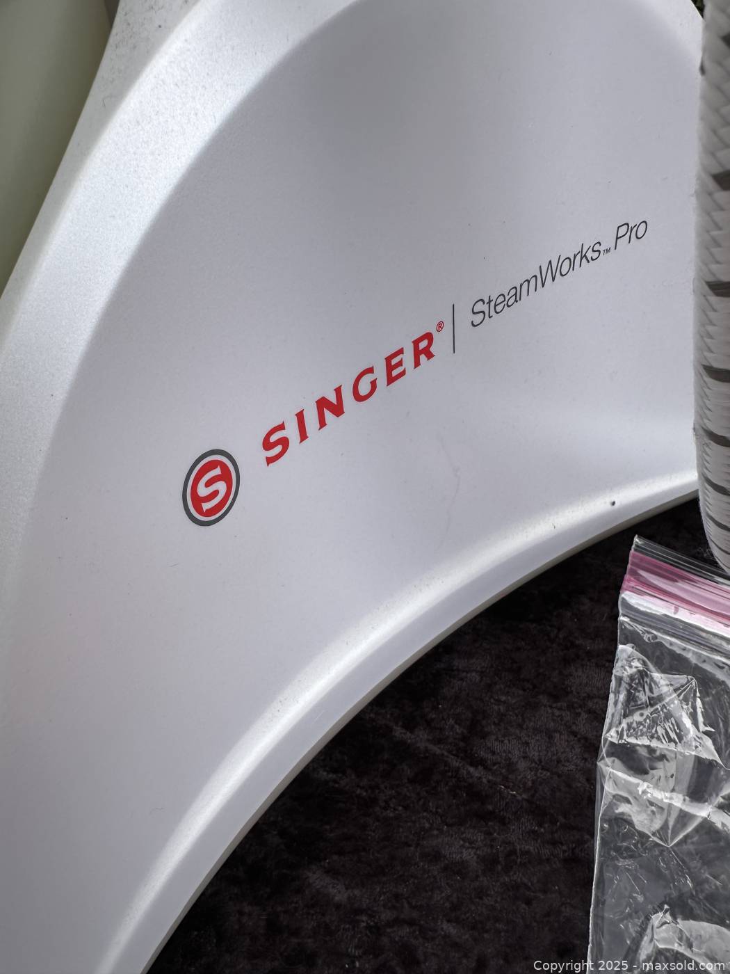 Singer SteamWorks Pro fabric steamer with accessories | Maxsold