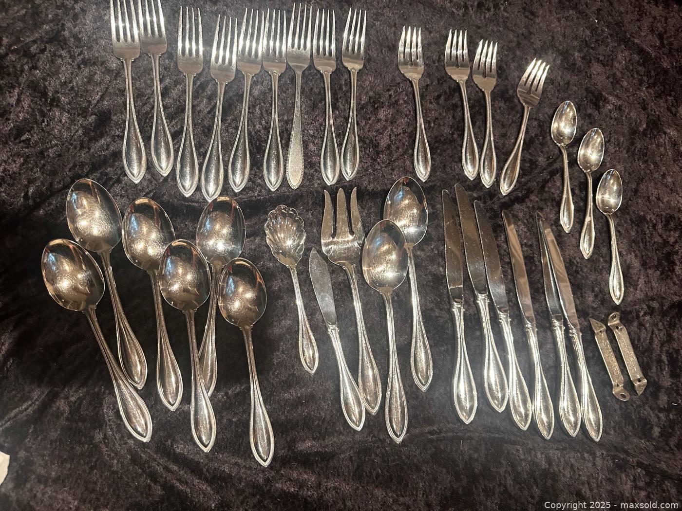 Oneida stainless steel flatware, 35-piece | Maxsold