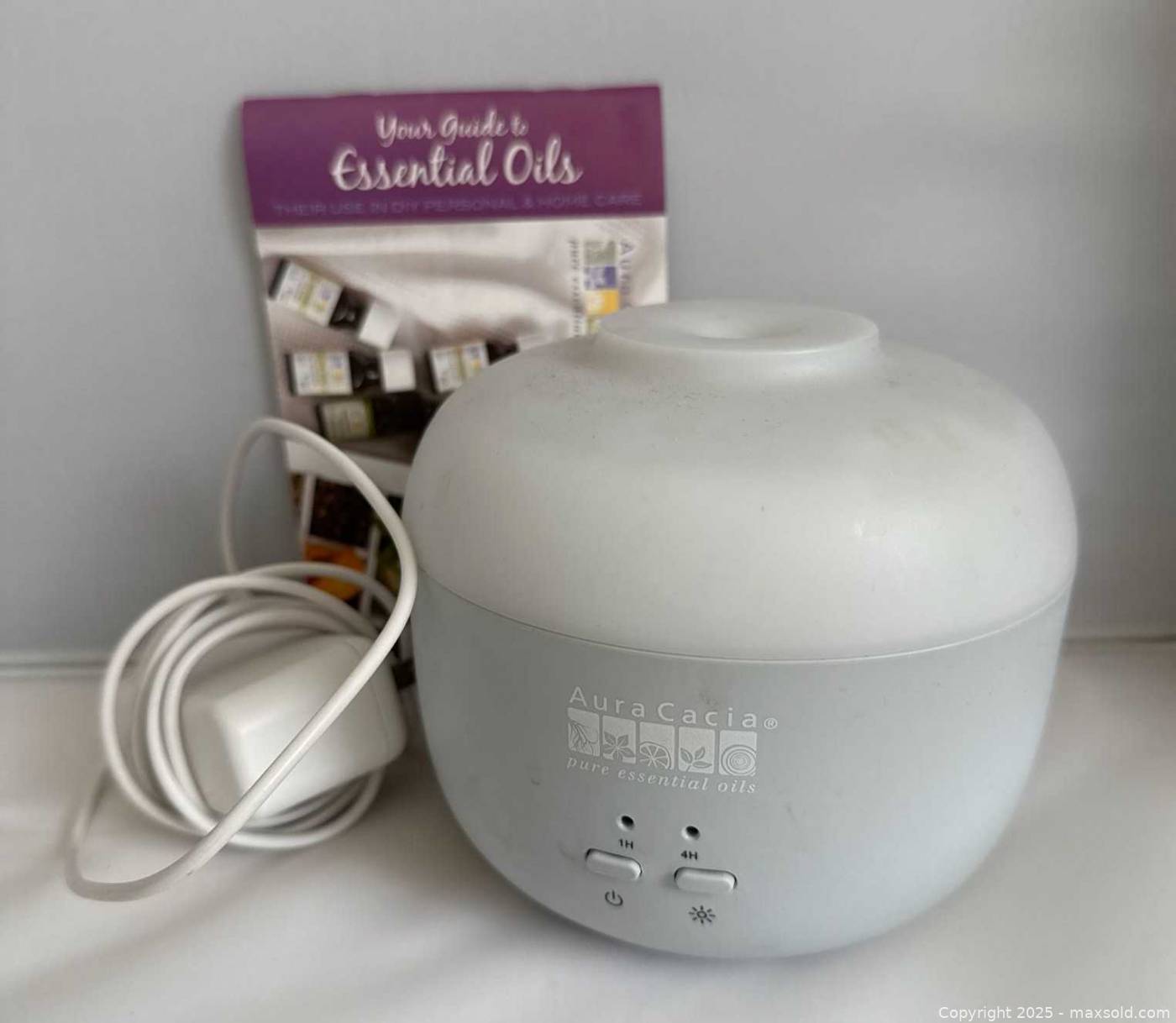 Electric aromatherapy diffusers Saje & Aura Cacia | Maxsold