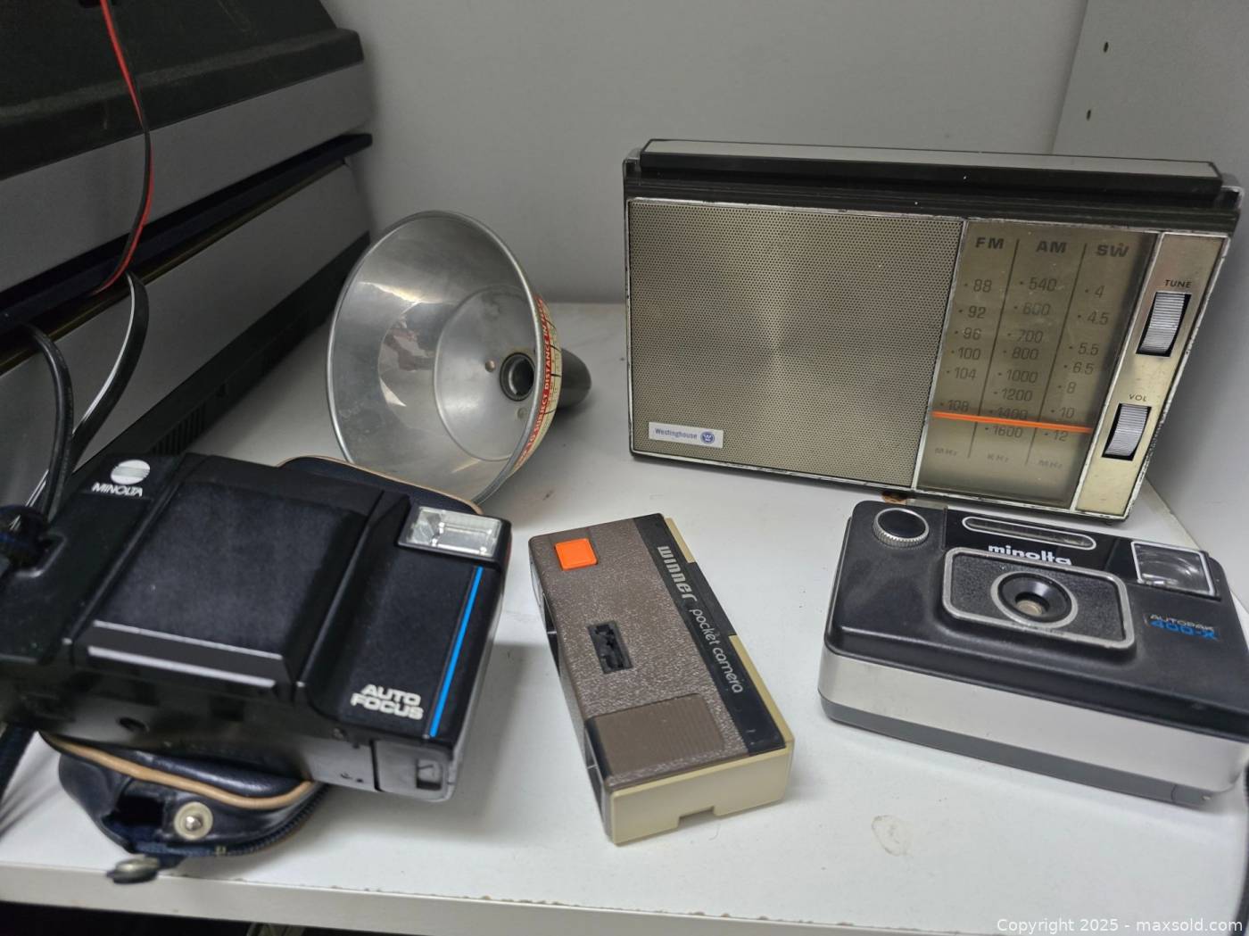 Vintage cameras and transistor radio | Maxsold