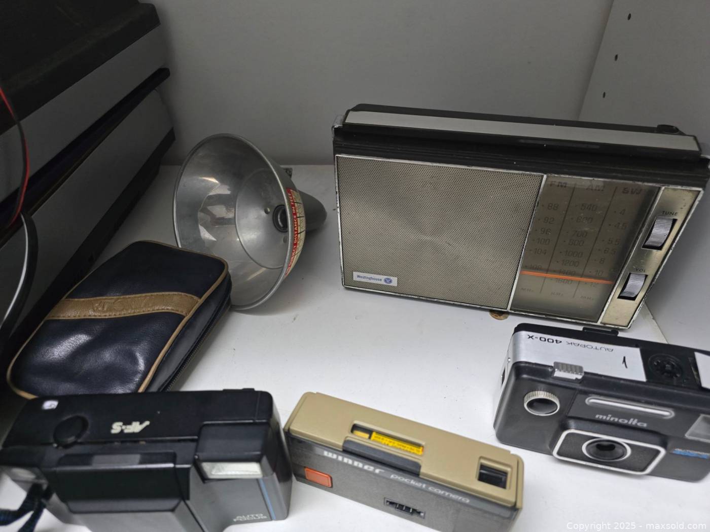 Vintage cameras and transistor radio | Maxsold
