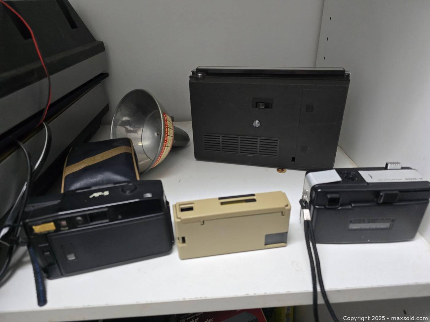 Vintage cameras and transistor radio | Maxsold