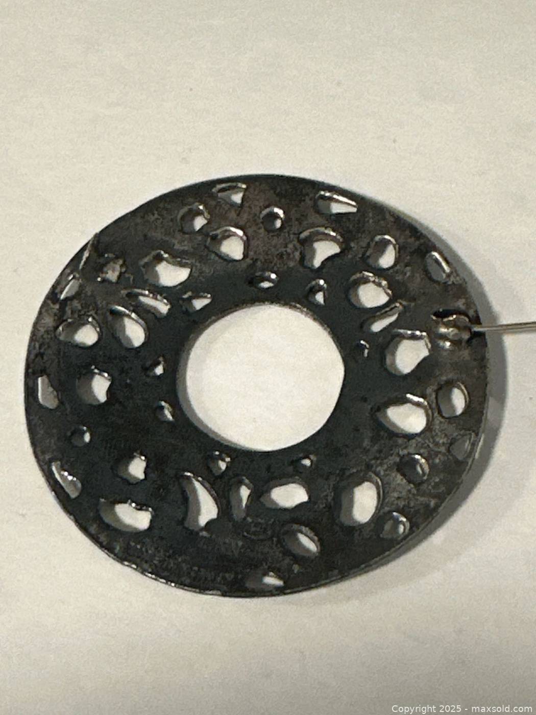 Vintage TINN openwork round brooch | Maxsold