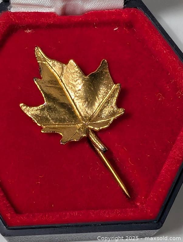 Gold-tone maple leaf stick pin with box | Maxsold